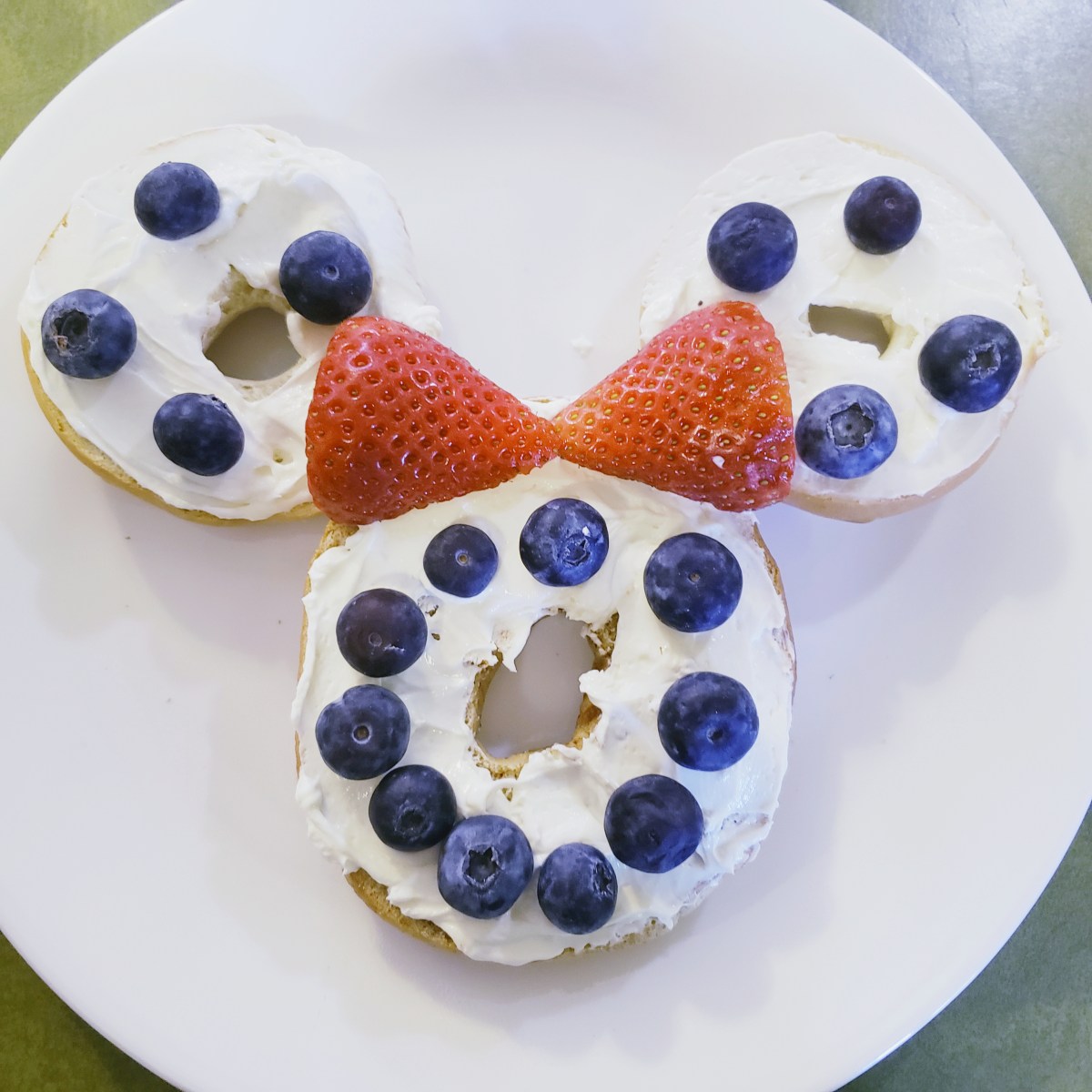 Mickey & Minnie Bagels: Disney Day Breakfast – Mickey Ears 4 Minnie Money
