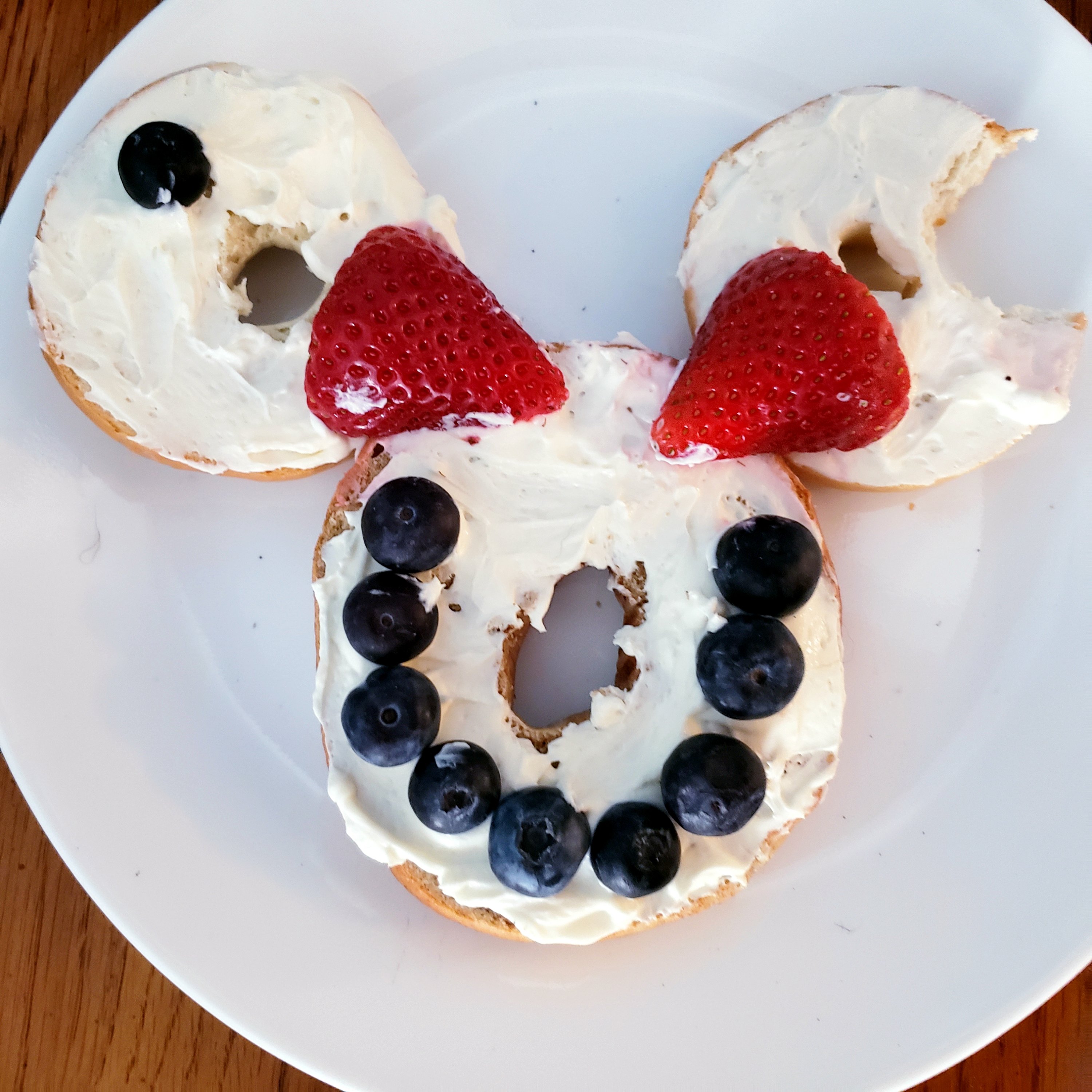 Mickey & Minnie Bagels: Disney Day Breakfast – Mickey Ears 4 Minnie Money
